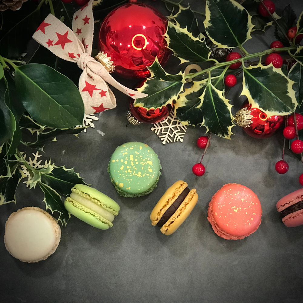12 Christmas Classics Macarons - Yumbles.com