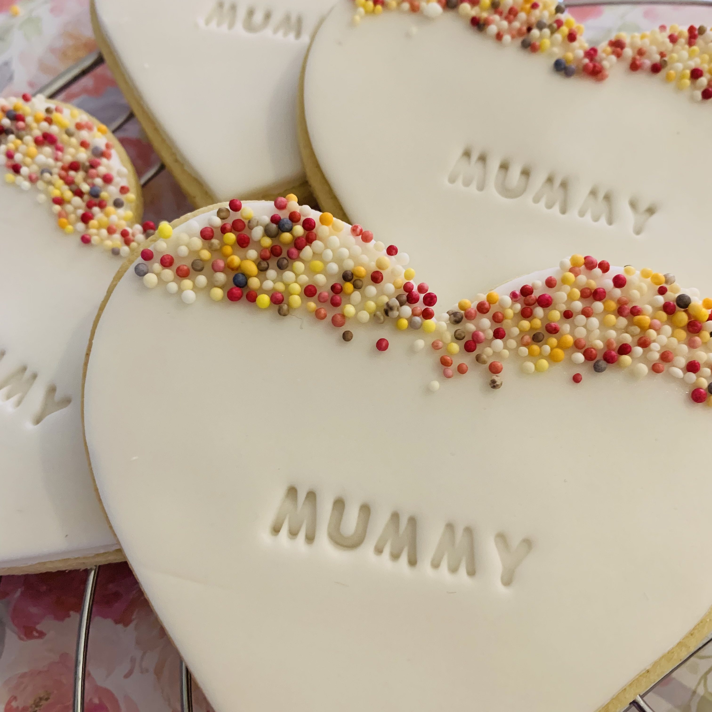 Customised Mother's Day Heart Biscuits - Yumbles.com