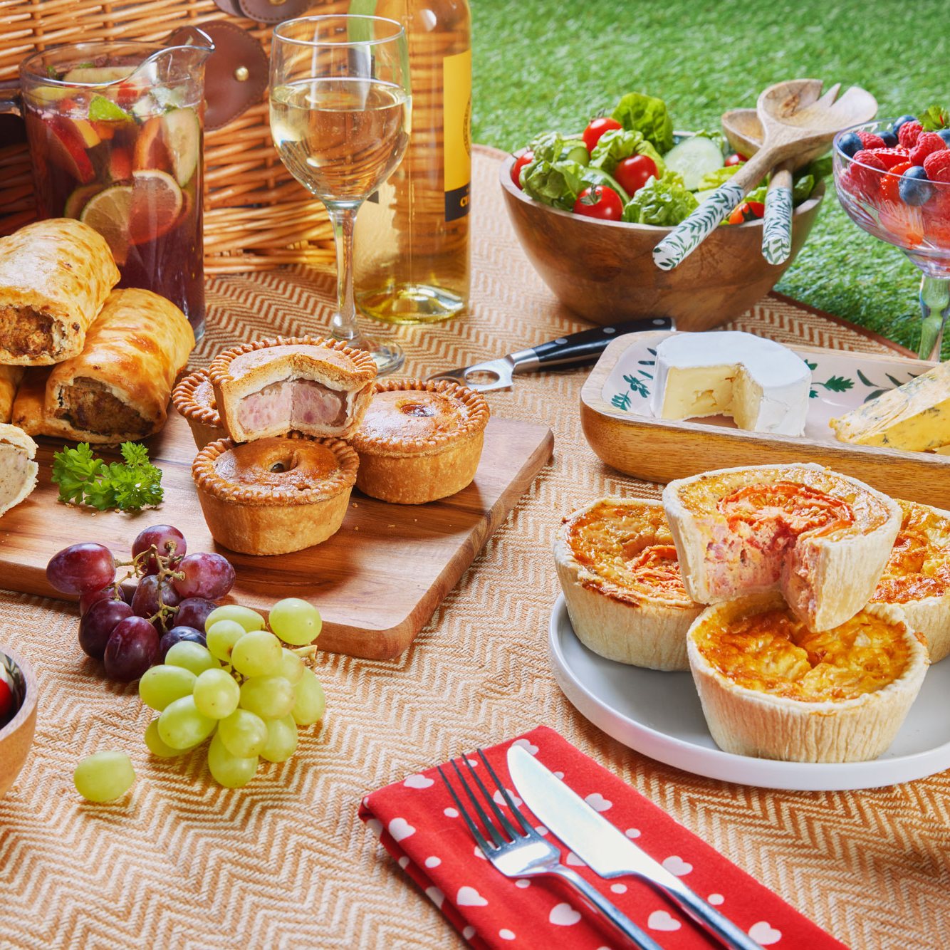 16 Piece Classic Picnic Collection - Yumbles.com