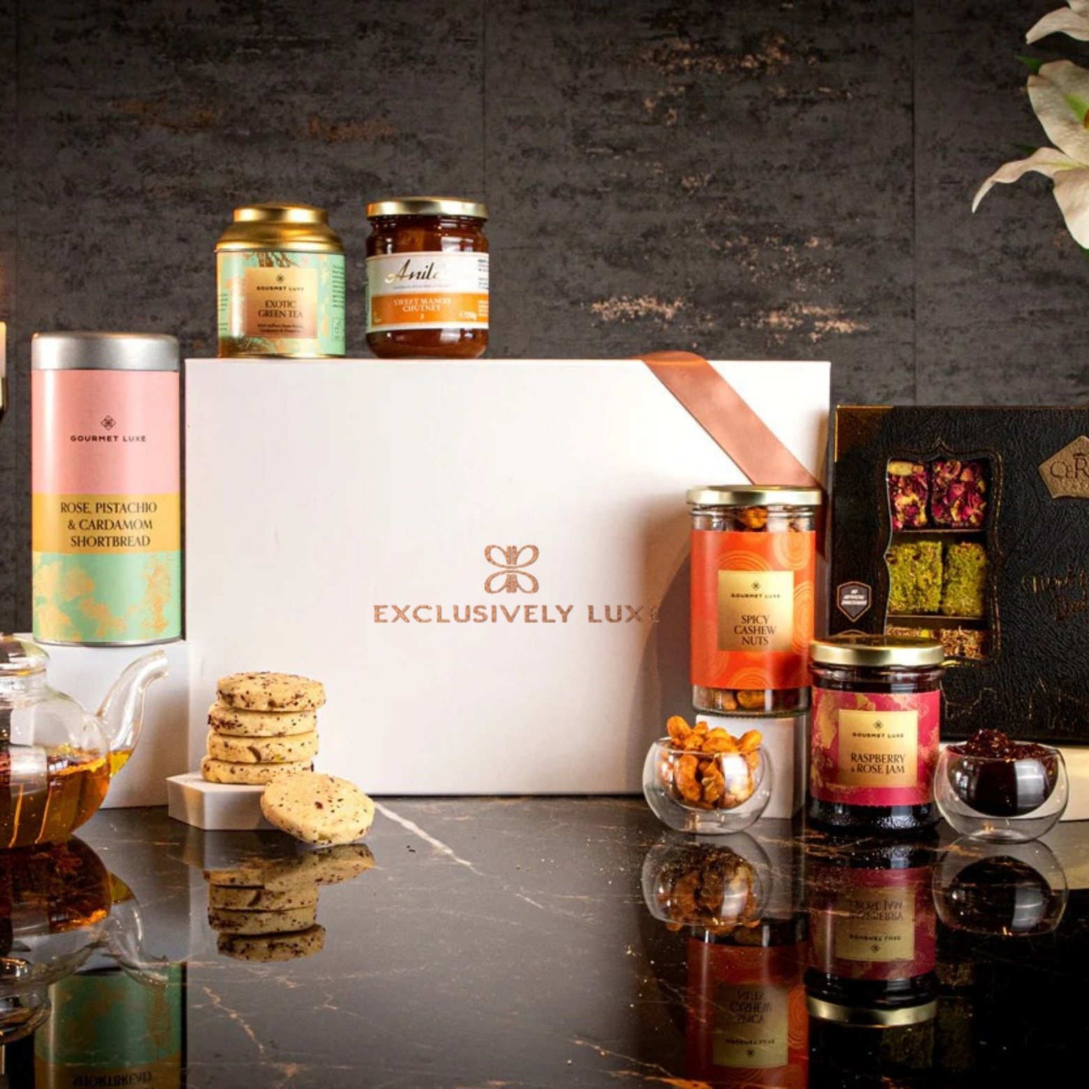 Shukr Luxury Eid Hamper - Middle Eastern Gourmet Treats - Yumbles.com